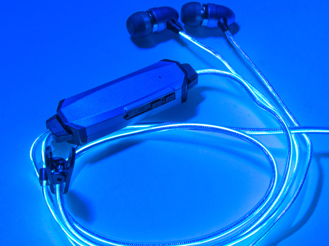 Strobe Headphones Lights Up and Pulses to Music Beat - GetdatGadget