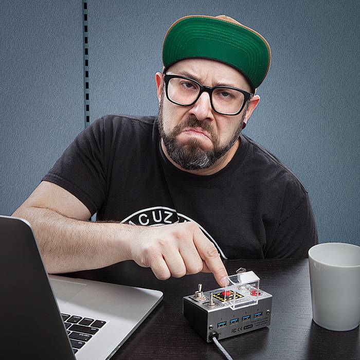 Self-Destruct USB Hub Doomsday Device for Megalomaniacs - GetdatGadget